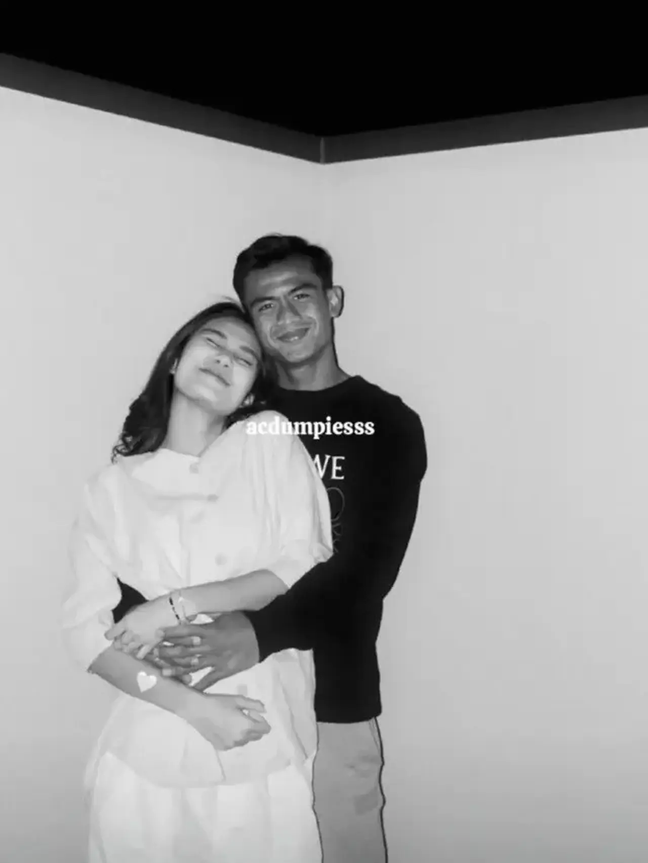 7 Potret Terbaru Azizah Salsha Dikabarkan Hamil, Pose Pratama Arhan Jadi Sorotan - Hot Liputan6.com