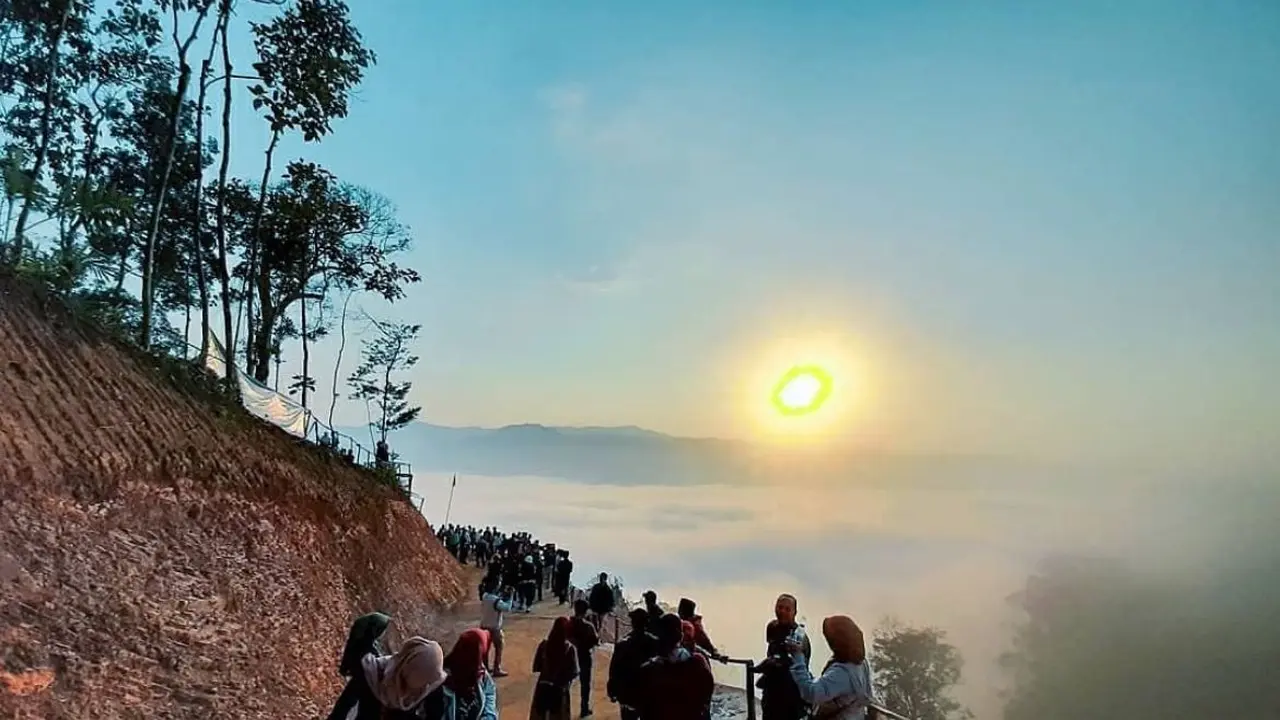 6 Fakta Menarik Gunung Luhur yang Punya Pemandangan Bak Negeri di Atas ...