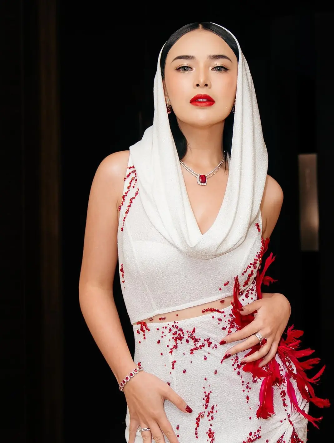 8 Gaya Bold Elegance Amanda Manopo Pakai Hooded Dress di Premiere Film Indigo, Disebut bak ...