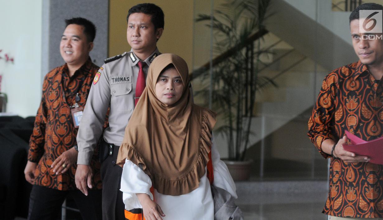 FOTO: Ekspresi Anggota DPRD Kebumen Usai Perpanjang Masa Penahanan di KPK - Foto Liputan6.com