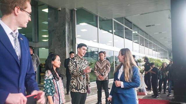 6 Gaya Verrell Bramasta Dinas Sebagai Anggota DPR RI, Necis Pakai Jas ...