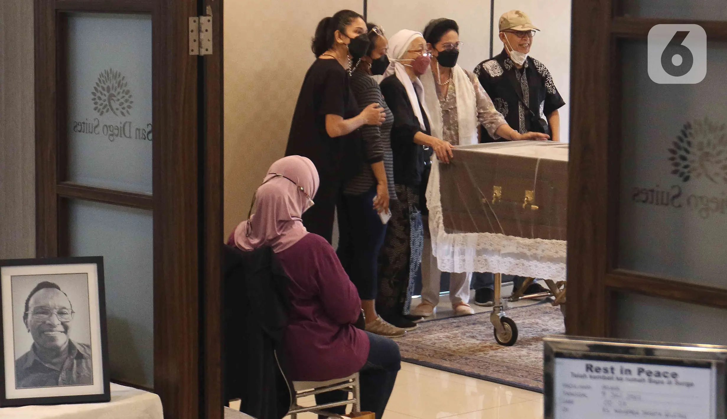 FOTO: Suasana Rumah Duka Penyanyi Legendaris Bob Tutupoly Disemayamkan ...