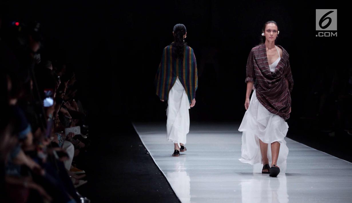 PHOOT: Lulu Lutfi Labibi Tampilkan Karya Bertema Persimpangan di JFW ...