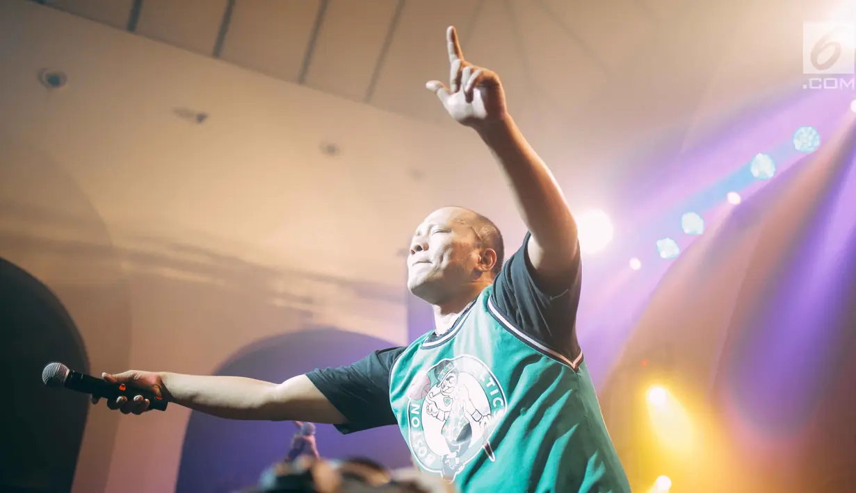 FOTO: Konser Batman Kasarung, Iwa K Sukses Bikin Penonton Bergoyang ...