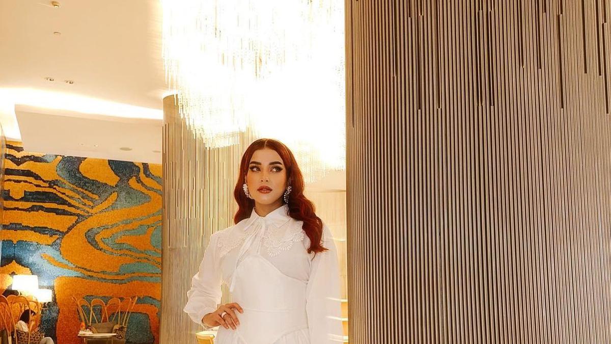 Pesona Ibu Peri dari Tasya Farasya dengan Outfit Serba Putih dan Aksesori Mahal