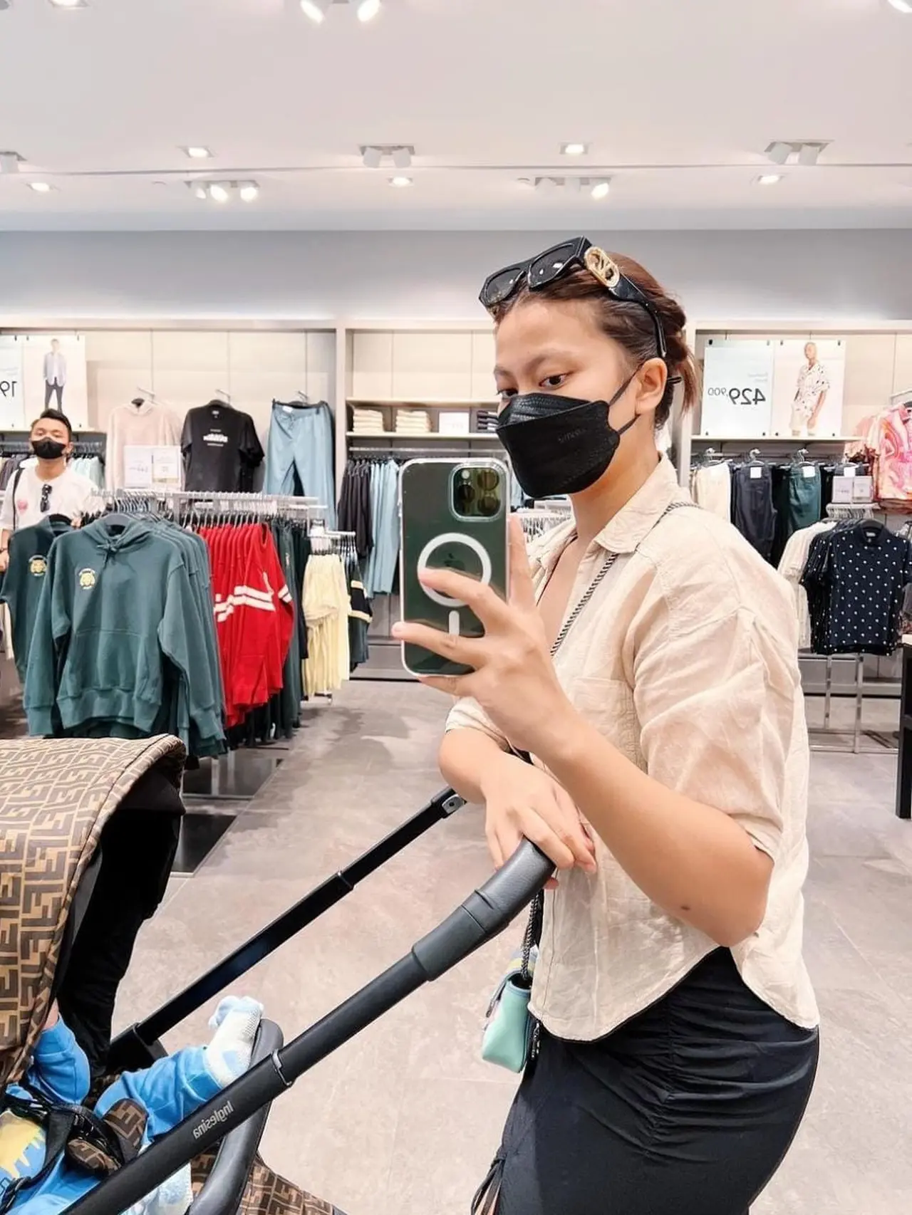 10 Potret Selebgram Hanum Mega saat Momong Anak Sendiri Tanpa Suami ...