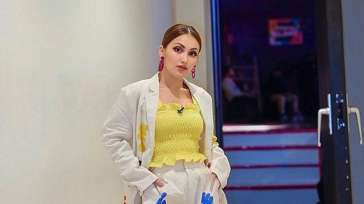 9 Ide OOTD Baju Warna Kuning ala Seleb, Simpel dan Fresh