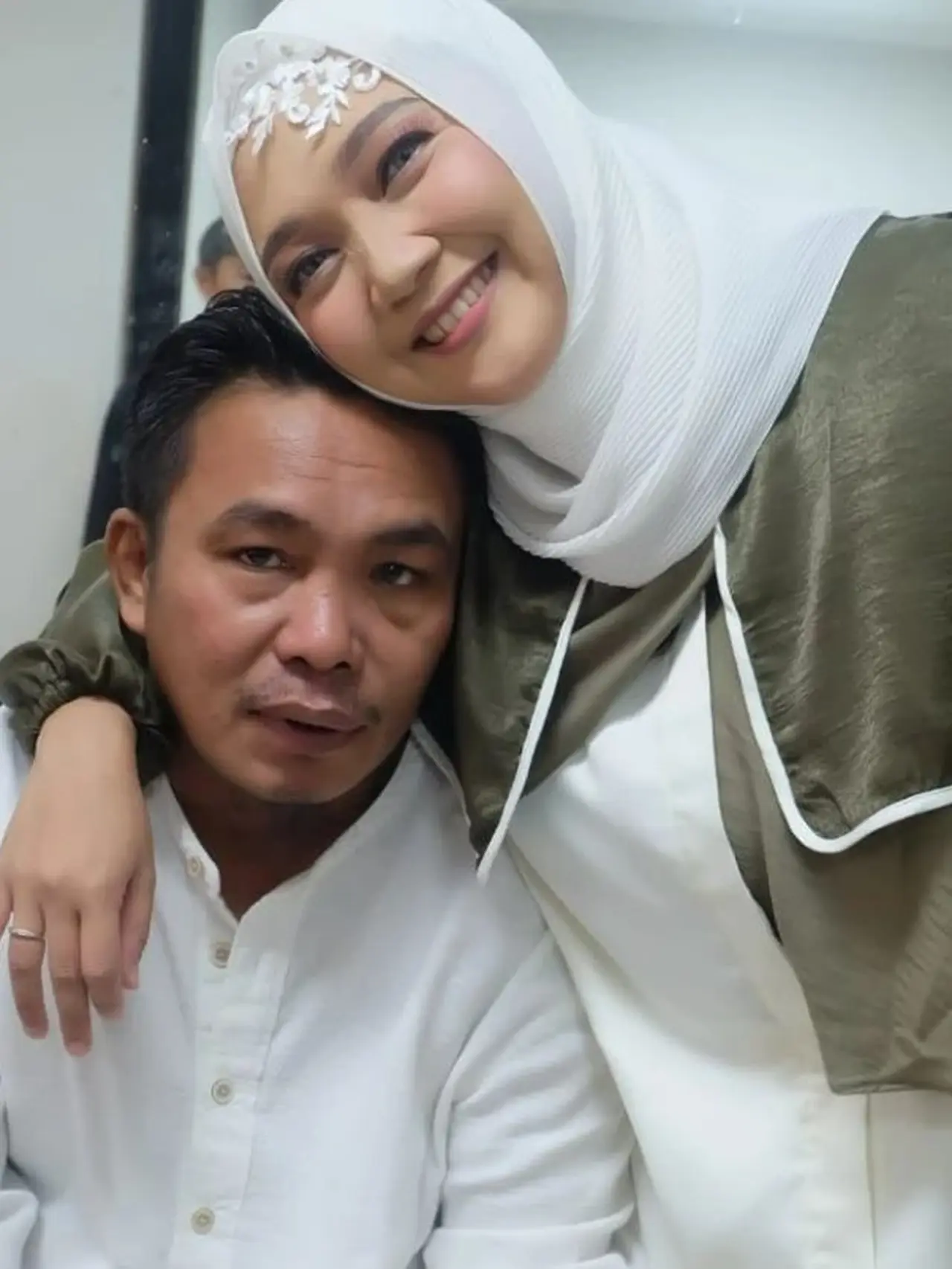 Mengenal Sosok Suami Baru Penyanyi Religi Sulis, Usianya Beda 10 Tahun - Entertainment Fimela.com