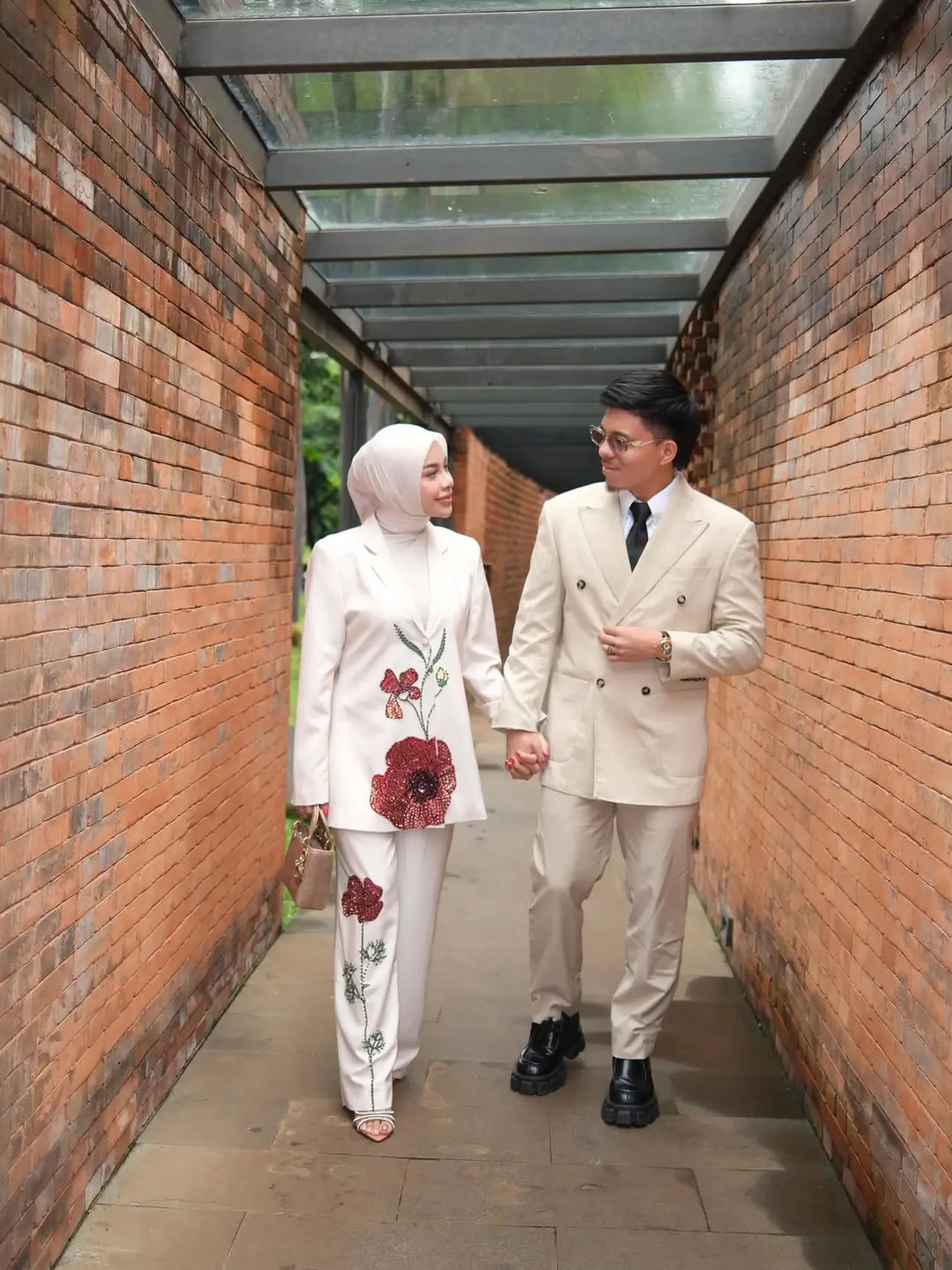 Tanpa Dress atau Kebaya, Aurelie Hermansyah Bergaya Androgini di ...