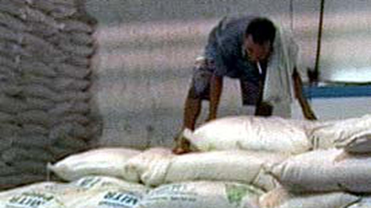 Rencana Distribusi Gula Impor di Jateng Ditentang