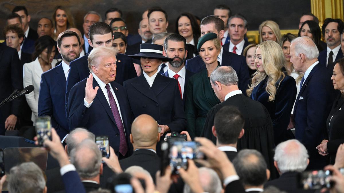 Ucapkan Sumpah Jabatan, Donald Trump Resmi Jabat Presiden ke-47 Amerika Serikat - Foto Liputan6.com