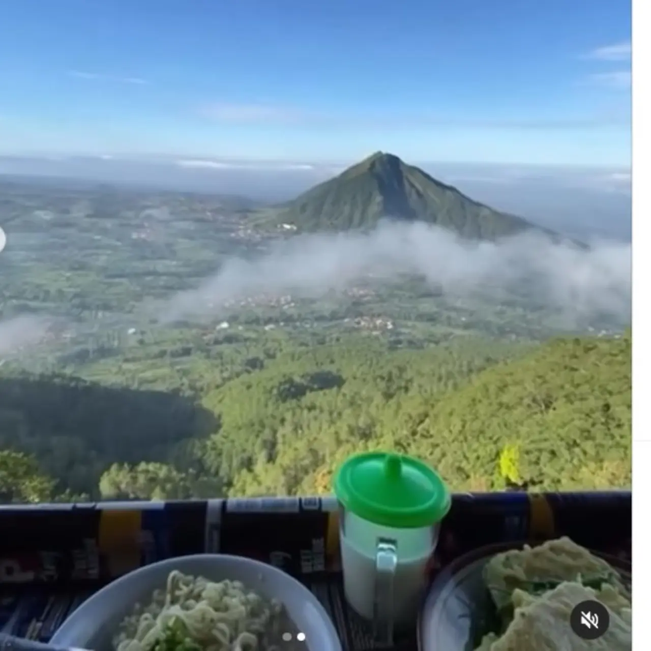 Menikmati Kopi dan Mi Instan Sambil Melihat Indahnya Pemandangan Gunung ...