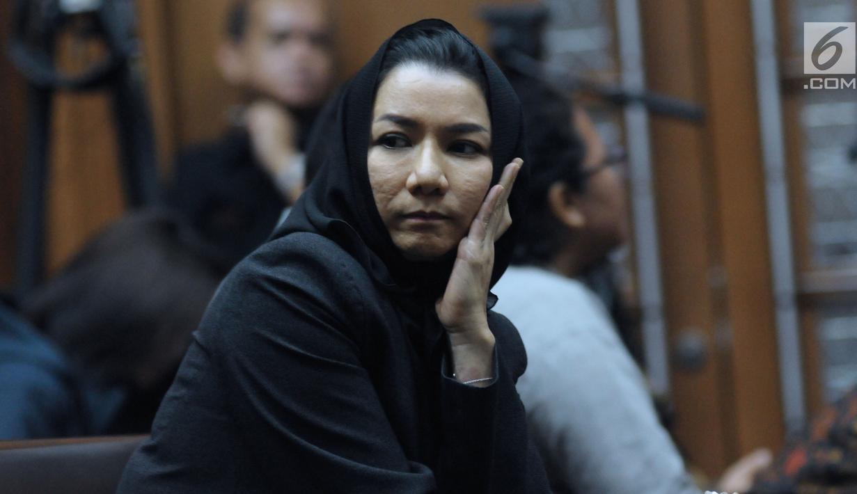 FOTO: Rita Widyasari Saksikan Sidang Hery Sutanto Gun - Foto Liputan6.com