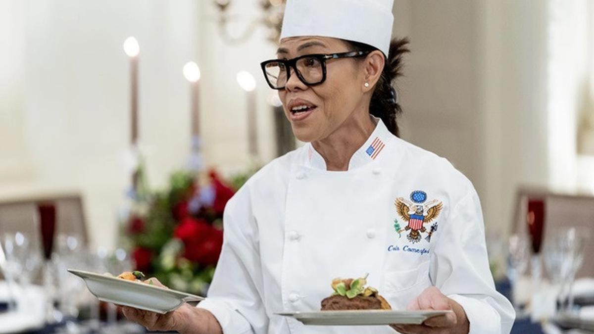 Perempuan dan Orang Kulit Berwarna Pertama yang Jadi Kepala Koki Gedung Putih Pensiun - Global ...