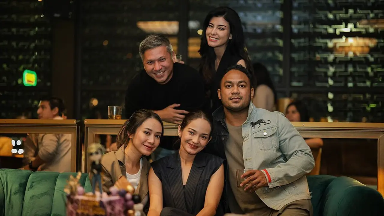 7 Potret Gading Marten dan Medina Dina yang Dikabarkan Pacaran - Hot Liputan6.com