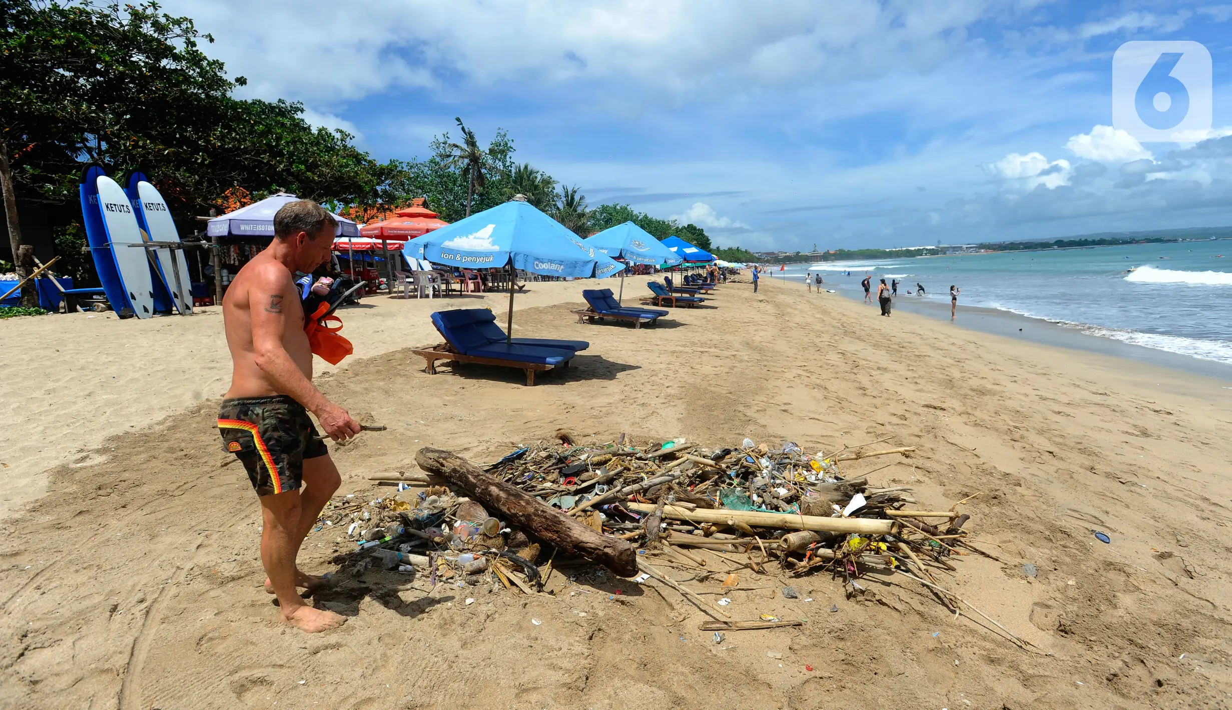 Aksi Bule Belanda Kumpulkan Sampah di Pantai Kuta Bali - Foto Liputan6.com