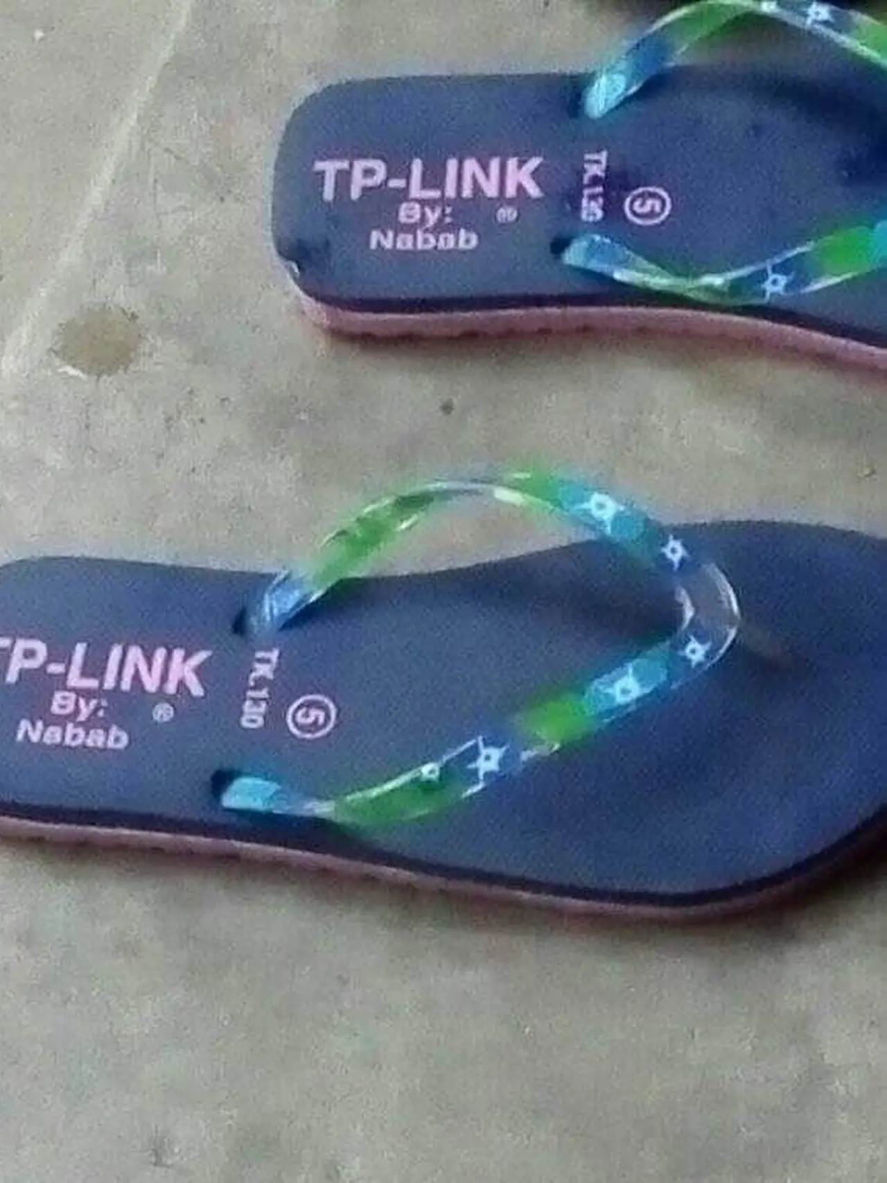 7 Potret Sandal dengan Merek Nyeleneh Ini Bikin Geleng Kepala - Hot ...