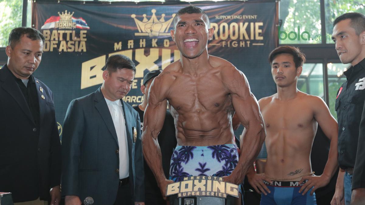 FOTO: Inilah Aksi Petinju saat Timbang Badan di Ajang Mahkota Boxing ...