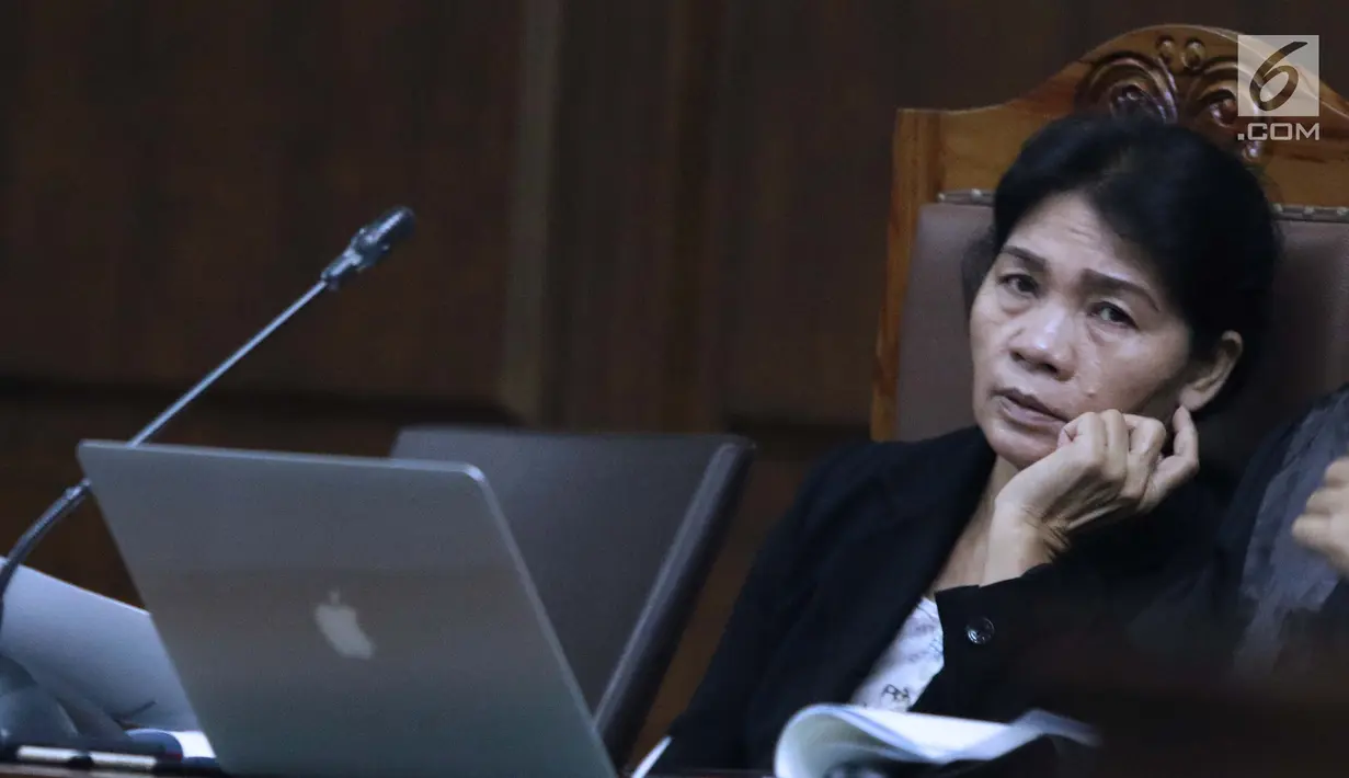 FOTO: Diselimuti Duka, Hakim Ad Hoc Merry Purba Tetap Jalani Persidangan - Foto Liputan6.com