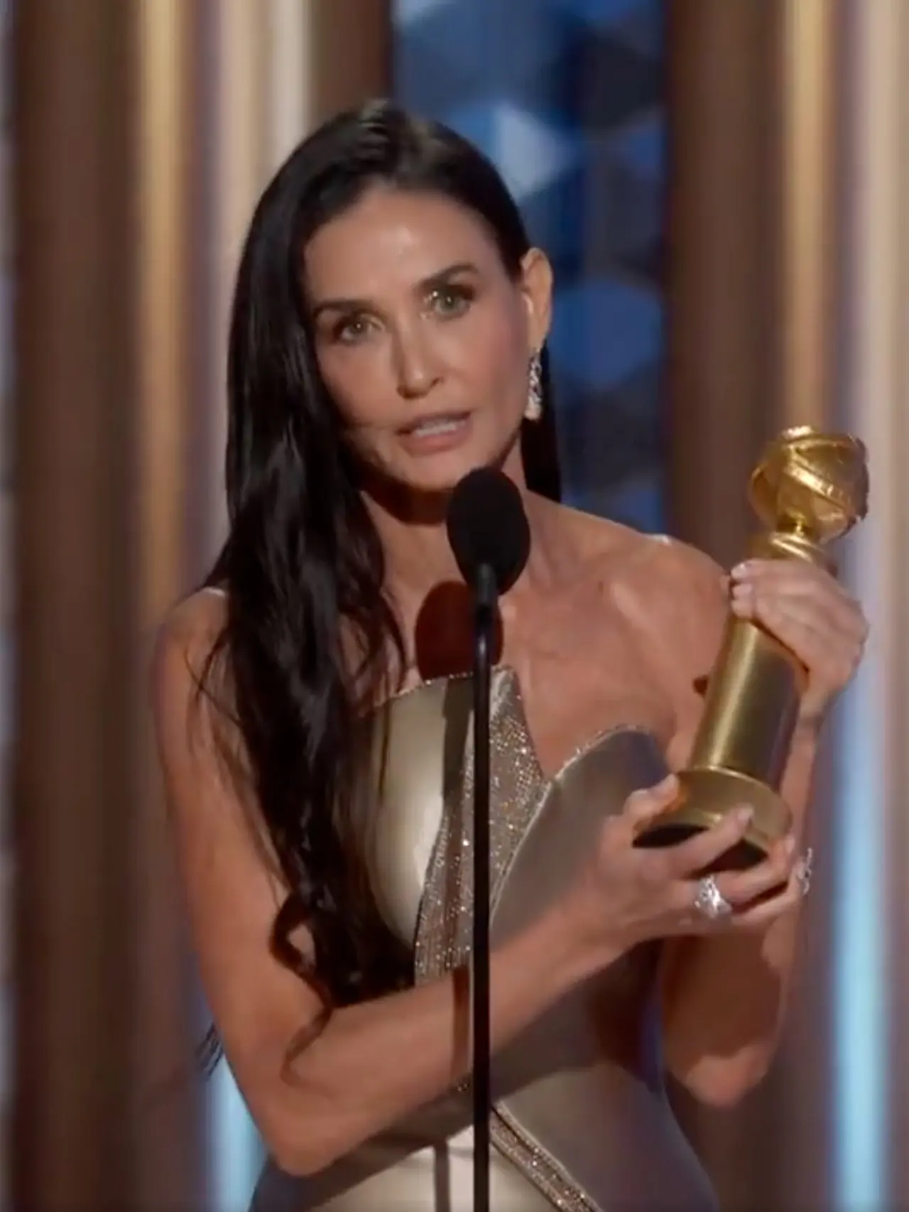 Demi Moore Syok Menang Golden Globe Awards via The Substance, 30 Tahun ...