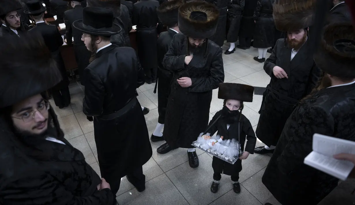 Yahudi Ultra Ortodoks Rayakan Festival Purim 2023 - Foto Liputan6.com