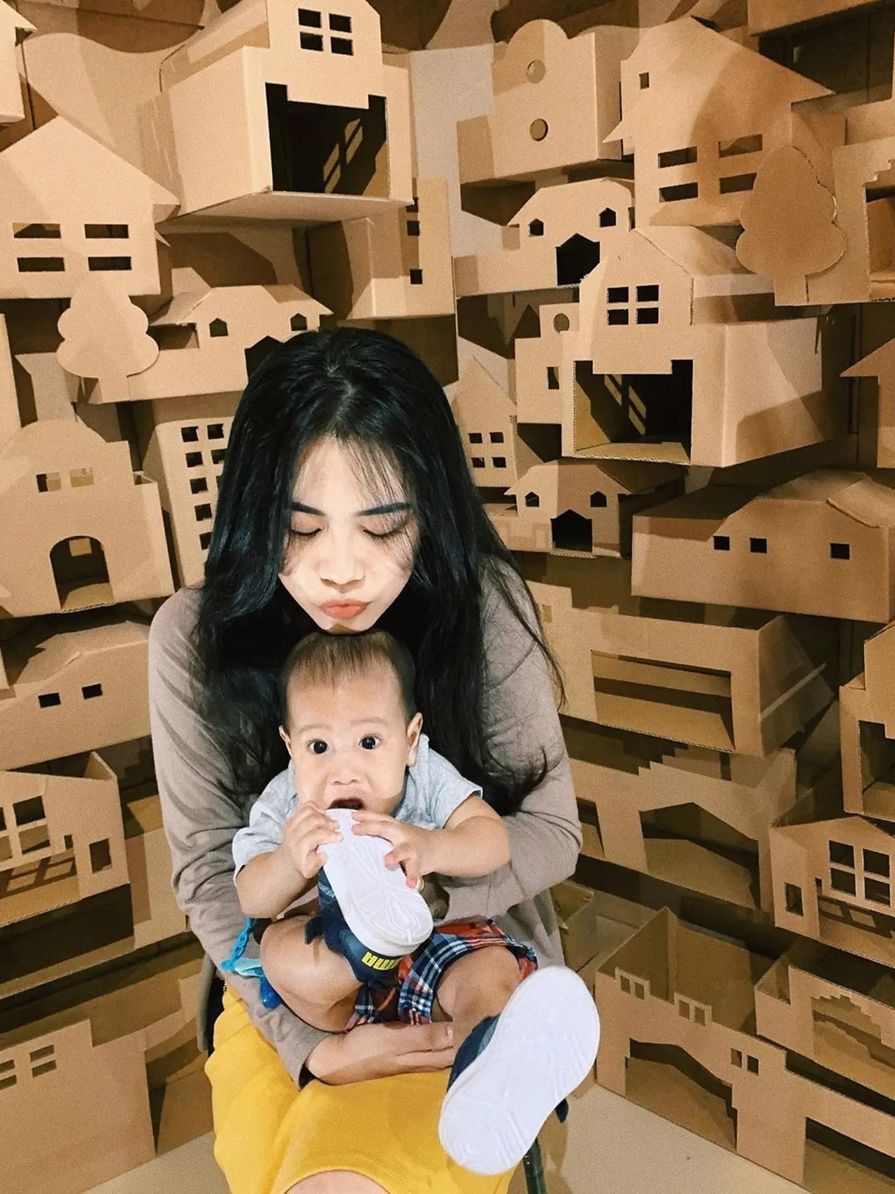 Sudah Jadi Ibu, Ini 6 Potret Zevana Idola Cilik Momong Buah Hati ...