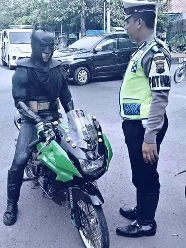 6 Cosplay Batman Ini Kreatif Sekaligus Nyeleneh, Bikin Ngakak - Hot ...