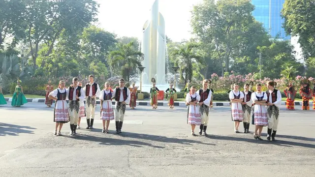 Terbawa Suasana, Wali Kota Risma Tiba-Tiba Menari Bali - Regional ...