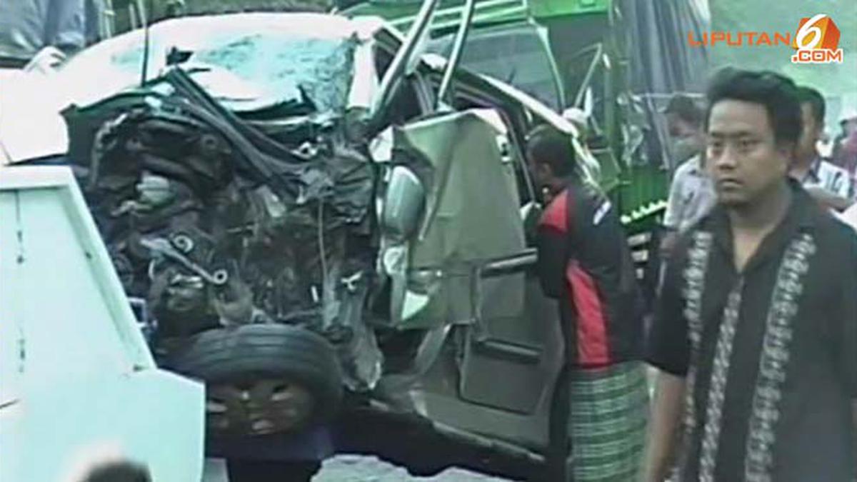 VIDEO: Mobil Hantam Truk di Situbondo, 3 Tewas 1 Kritis - News Liputan6.com