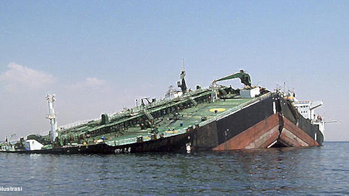 Tanker Pertamina Pengangkut 7.000 Ton Minyak Tenggelam di Ternate ...