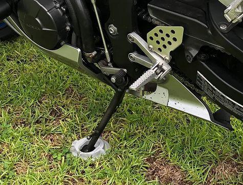 Parkir Motor, Lebih Baik Standar Tengah atau Samping? - Berita Otosia.com