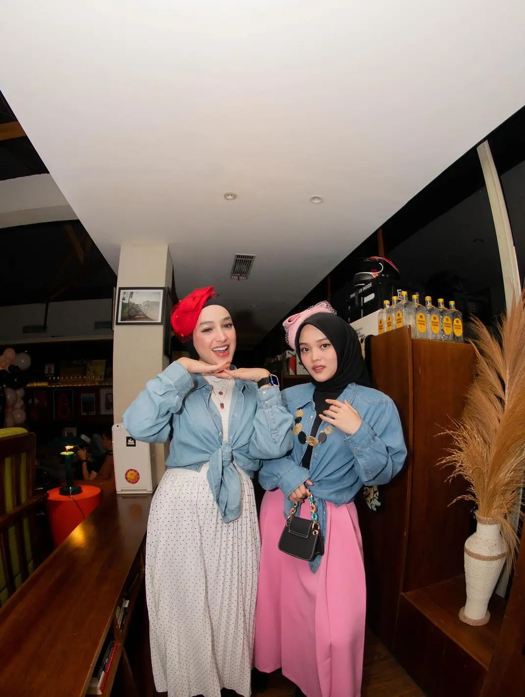 6 Penampilan Retro Cantik Curi Perhatian Santyka Fauziah, Pacar Sule ...