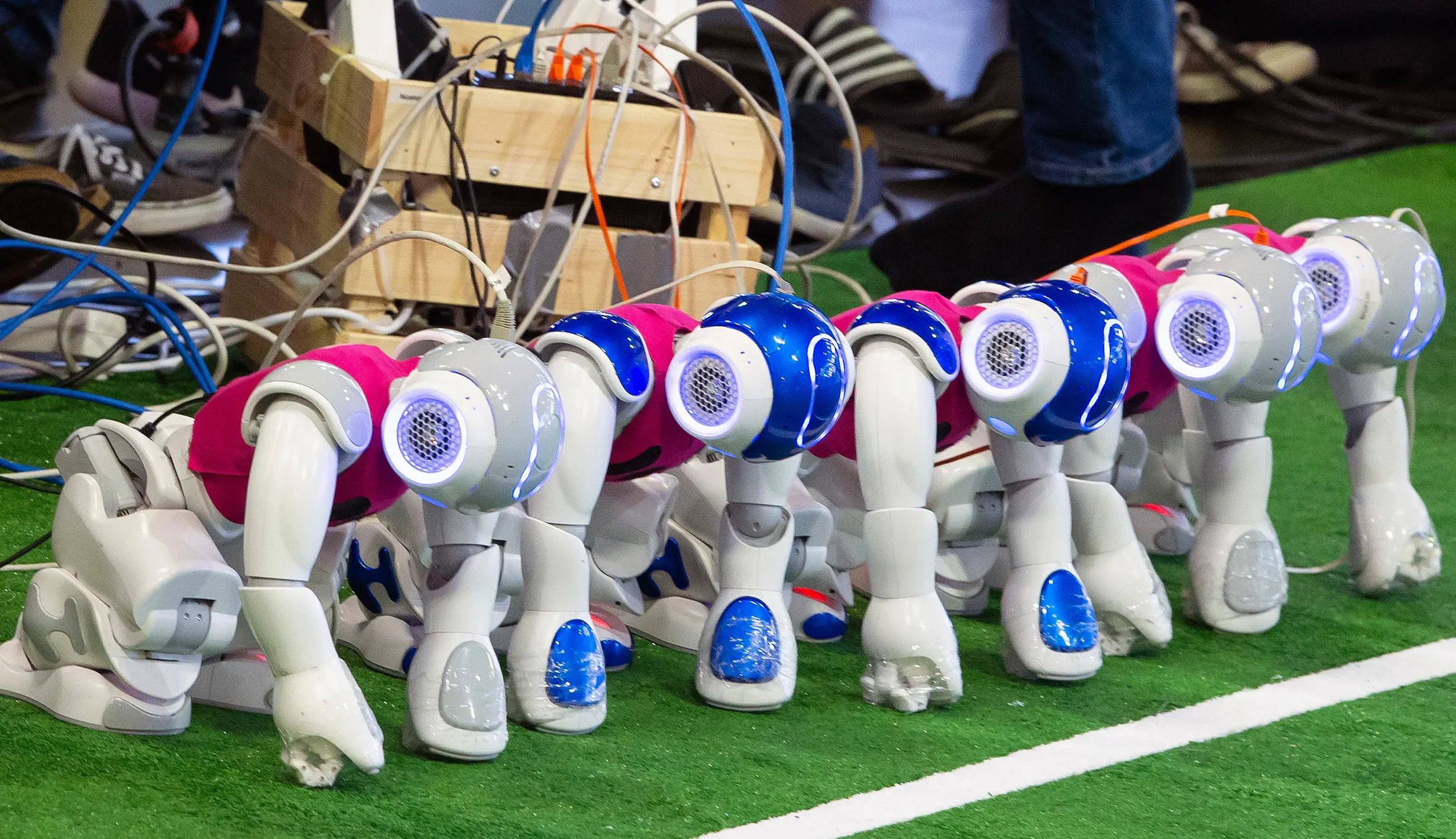 FOTO: Menonton Serunya Pertandingan Sepak Bola Antar Robot - Foto ...