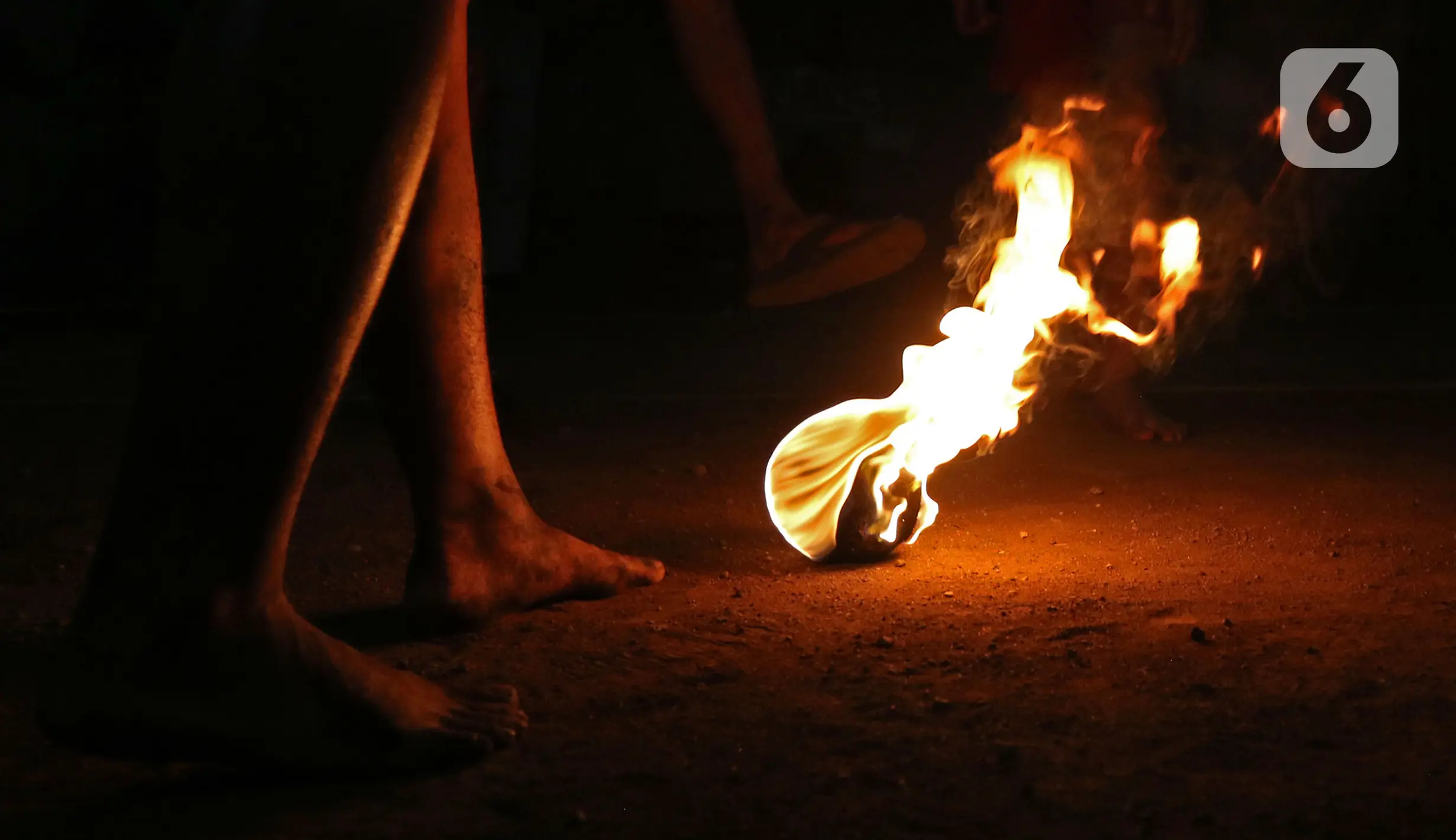 FOTO: Keseruan Bermain Bola Api di Malam Tahun Baru Islam - Foto ...