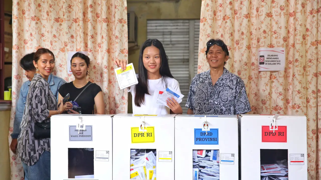 8 Potret Istri dan Anak Bimbim Slank yang Seperti Kakak Beradik saat Nyoblos di TPS ...