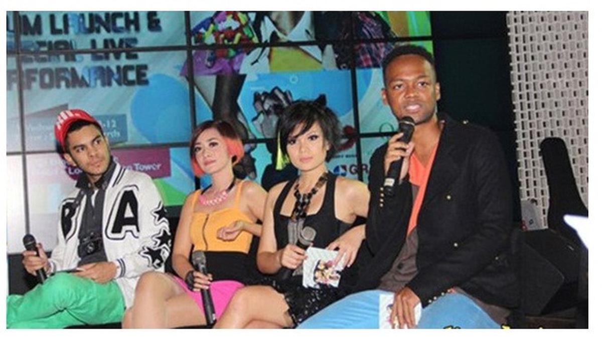 Sudah 7 Tahun Bubar, Ini 6 Potret Terbaru Vokalis Grup Tangga yang ...