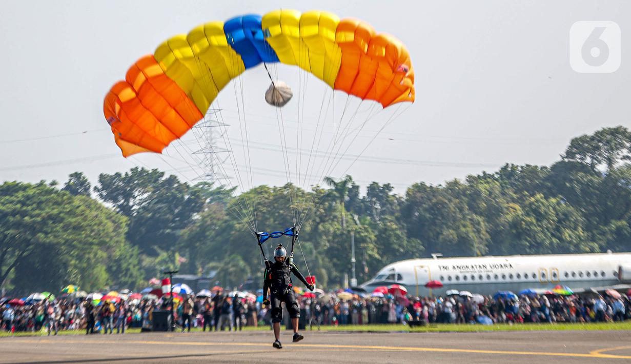 HUT TNI AU, Jet Tempur Bentuk Formasi 77 di Langit Jakarta - Foto ...