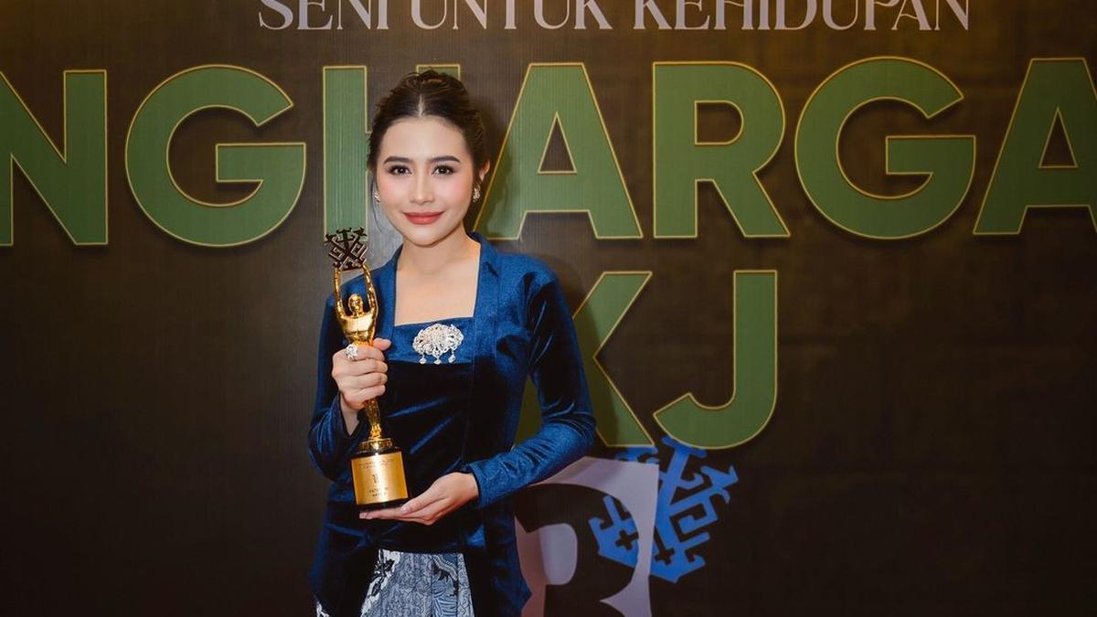 6 Potret Prilly Latuconsina yang Terlihat Makin Ayu dengan Kebaya Kutubaru, Tampilan Body yang ...