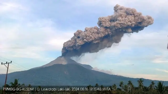 Erupsi 3 Gunung Api dalam Sehari: Dukono-Lewotobi-Semeru, Semburkan Abu Vulkanik 700-1.000 Meter ...