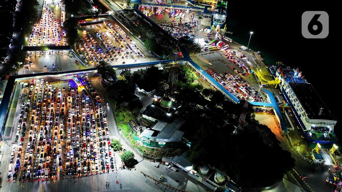 Puncak Arus Mudik Lebaran 2025 di Pelabuhan Merak, Ribuan Mobil Antre Masuk Kapal - Foto ...