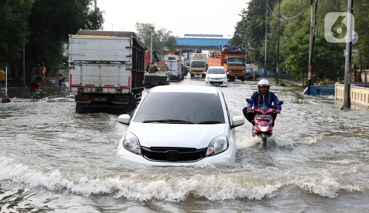 FOTO: Banjir Rob Masih Genangi Pelabuhan Muara Baru - Foto Liputan6.com