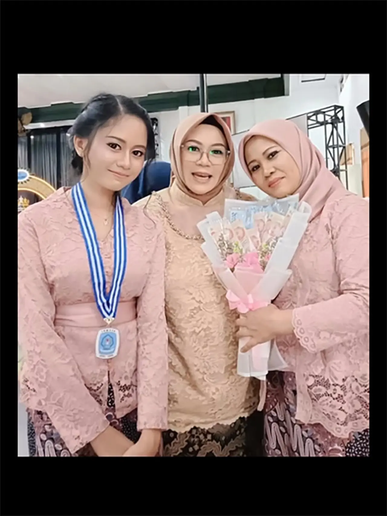 6 Potret Sus Rini Pengasuh Rayyanza Saat Menghadiri Wisuda Putrinya ...