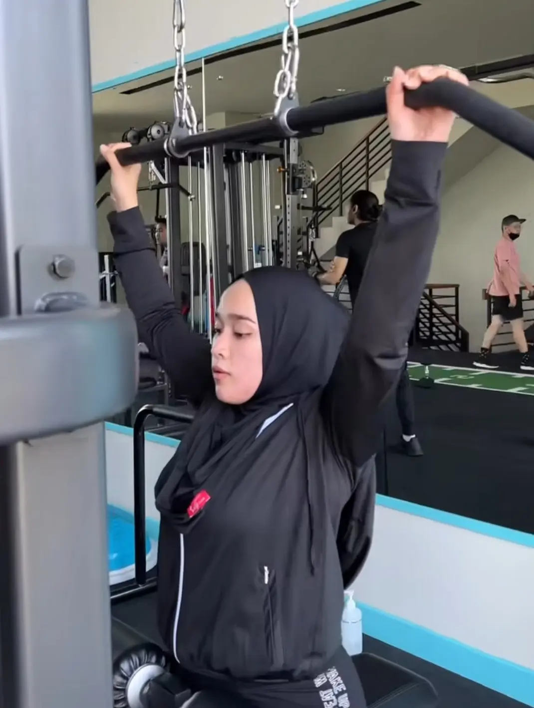 Jadi Rutinitas Baru, Ini Gaya Kece Ririe Fairus Saat Nge-gym - Foto ...