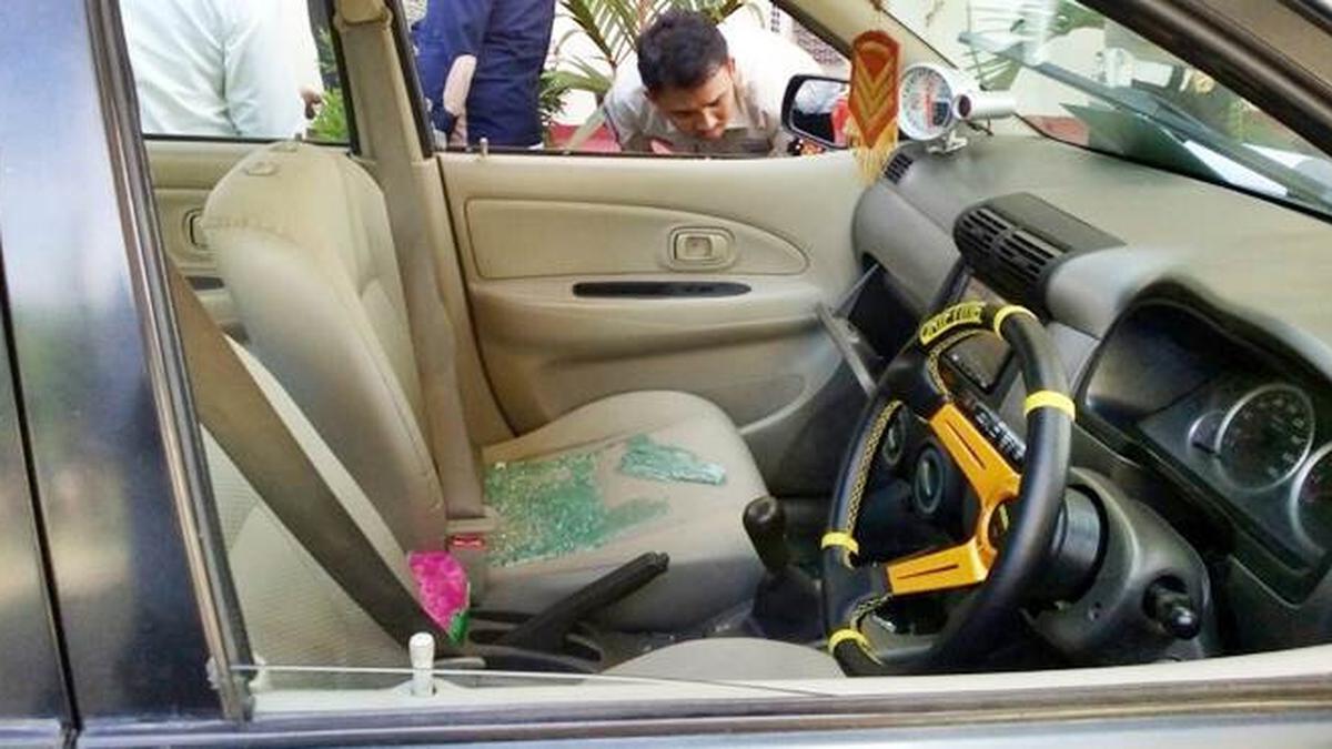 Perampok Spesialis Nasabah Bank Beraksi Pecahkan Kaca Mobil - Regional ...