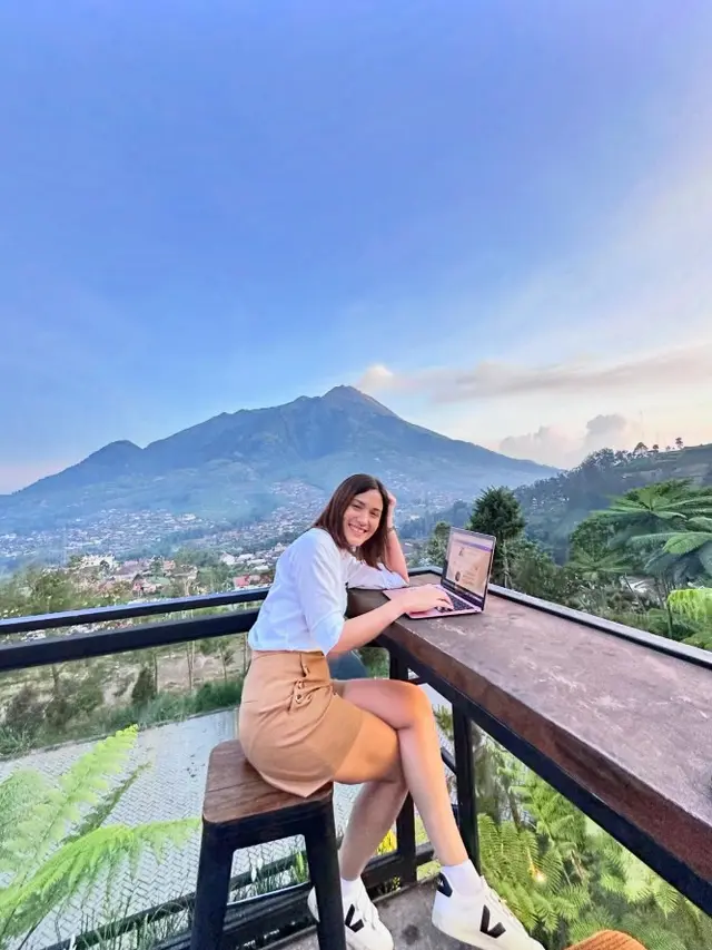 Potret Samanta Elsener Adik Darius Sinathrya dengan Busana Putih, Curi ...