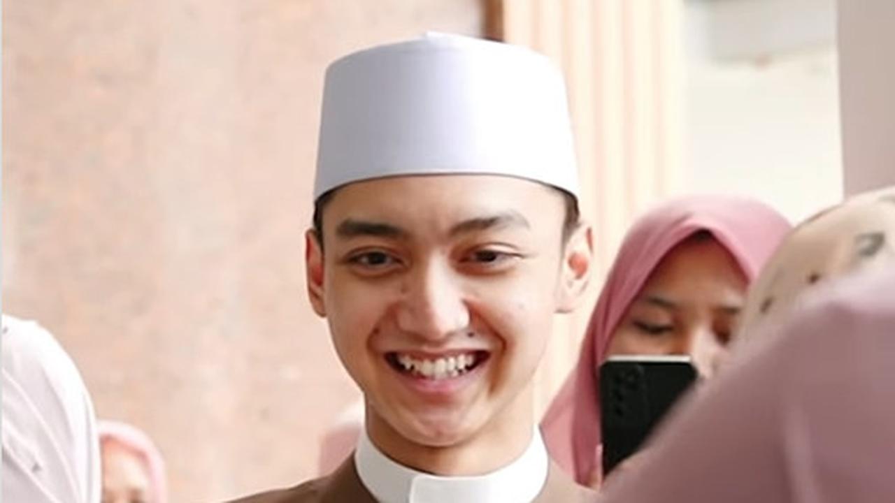 Mengungkap Profil Gus Azmi: Vokalis Syubbanul Muslimin yang Multitalenta