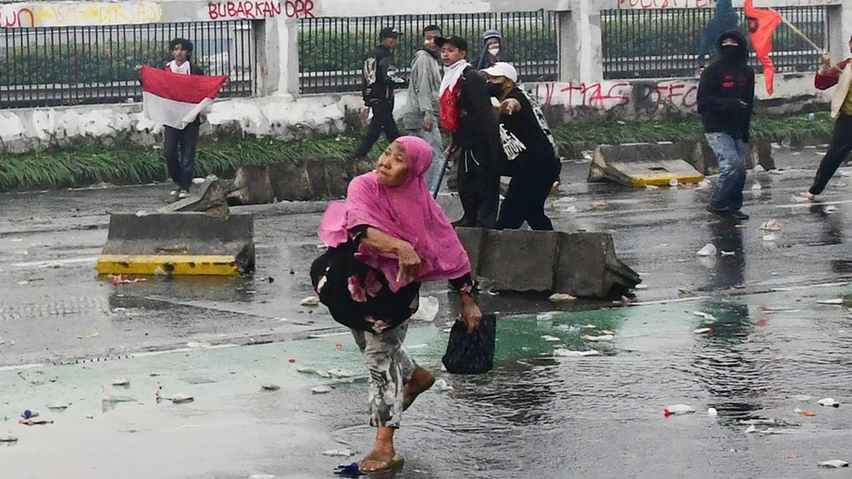 Aksi Berani Emak-Emak Kerudung Pink di Tengah Ricuh Demo Depan DPR Mencuri Perhatian