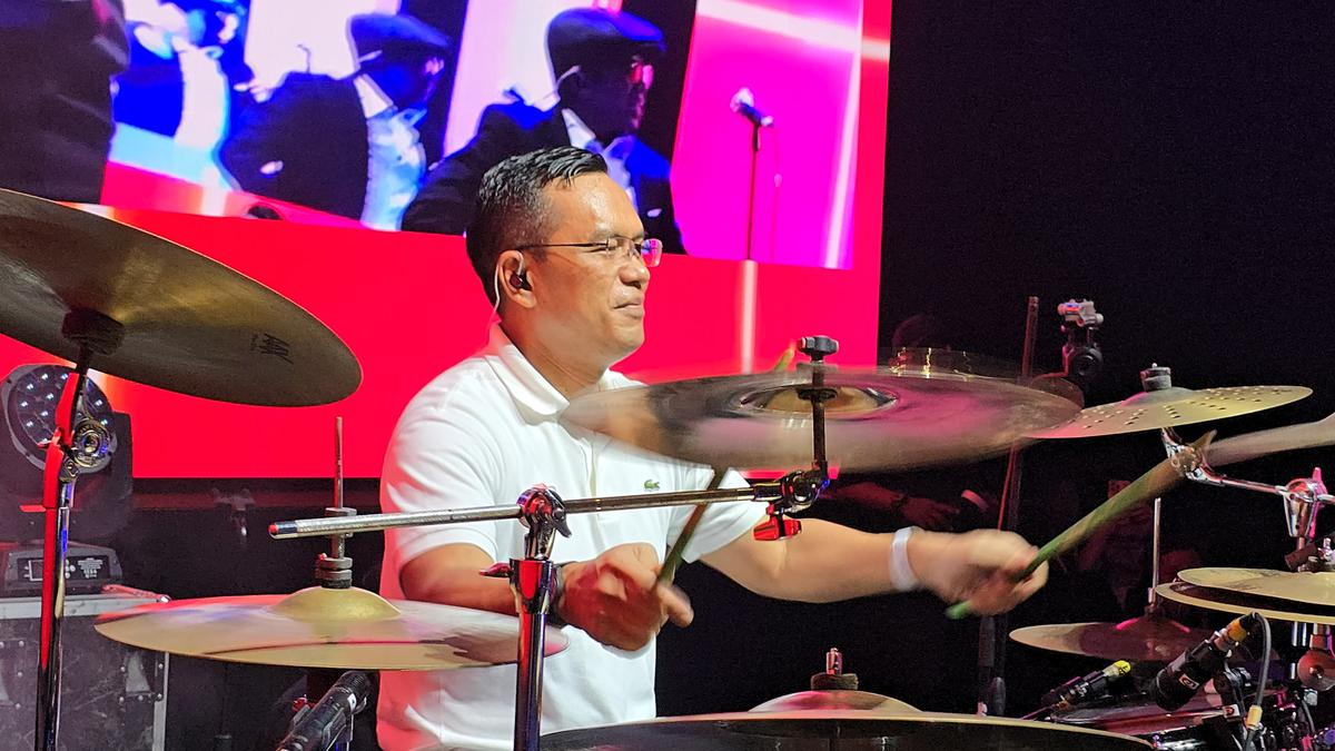 Tampil di Akhlak Fest, Komut Baru Simon Mantiri Disambut Antusias ...