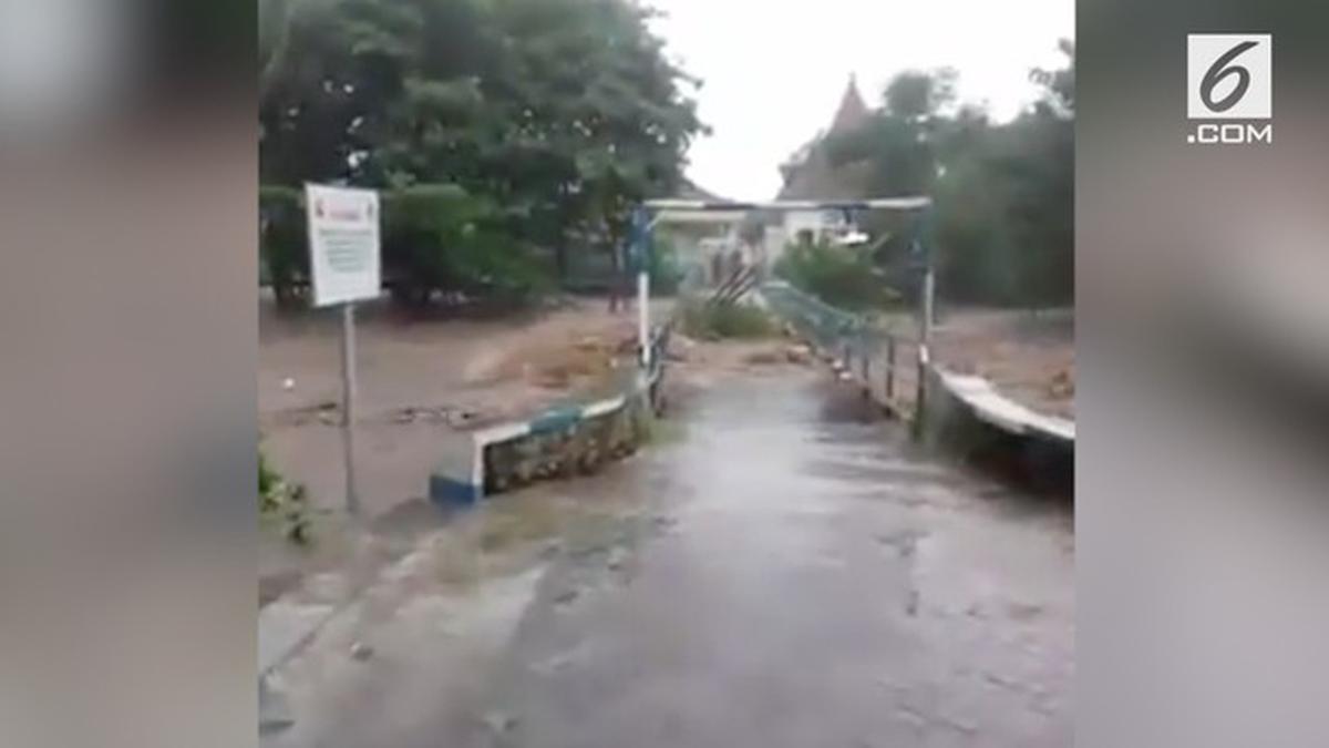 VIDEO: Detik-detik Jembatan Putus Diterjang Banjir - Regional Liputan6.com