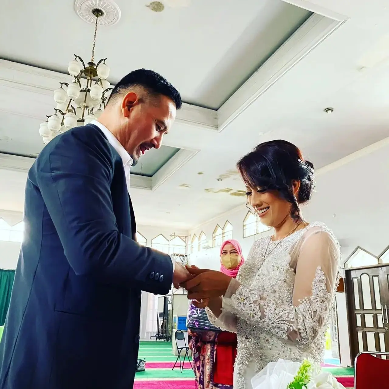 7 Potret Akad Nikah Mudjie Massaid Adik Ipar Angelina Sondakh, Digelar Sederhana - Hot Liputan6.com